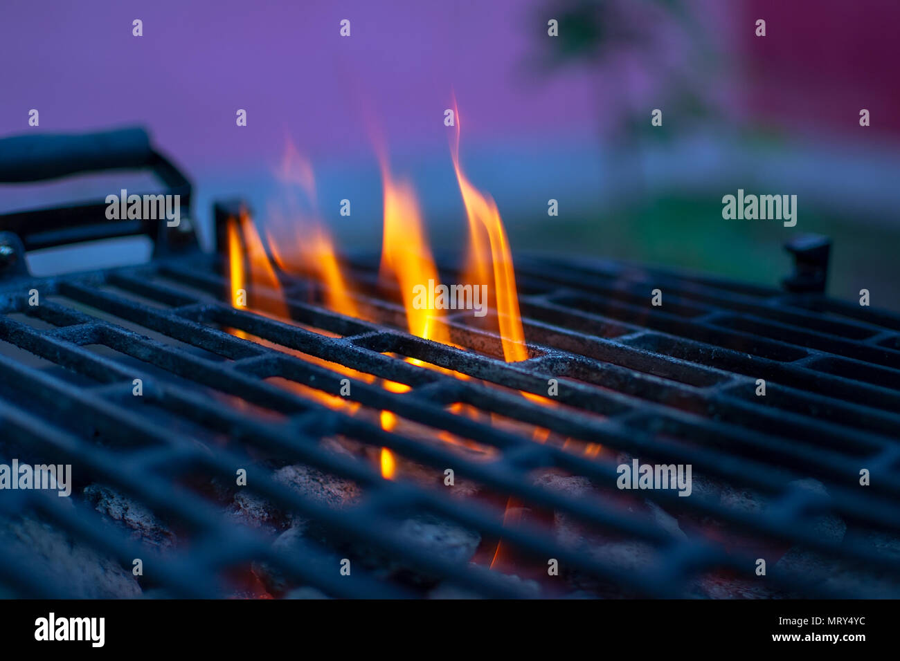 Empty grill hi-res stock photography and images - Alamy