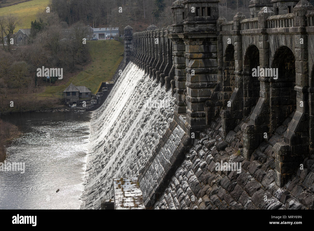 Dam crest hi-res stock photography and images - Alamy