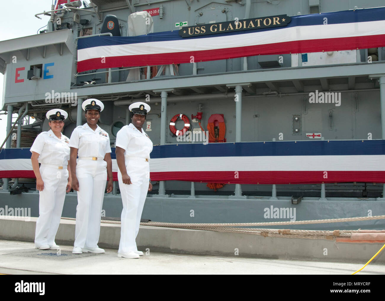 Uss gladiator mcm 11 hi-res stock photography and images - Alamy