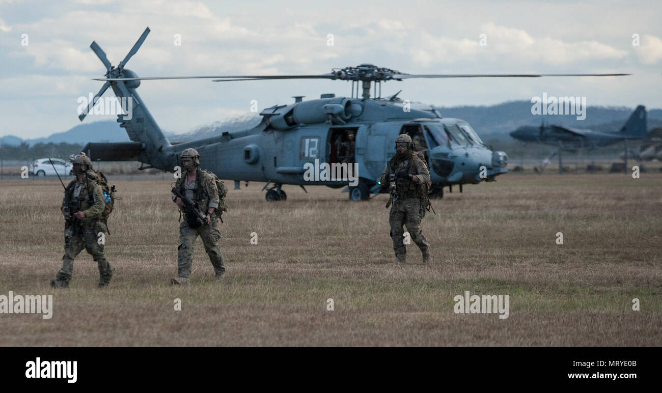 Commandos drop from helicopters hi-res stock photography and images - Alamy
