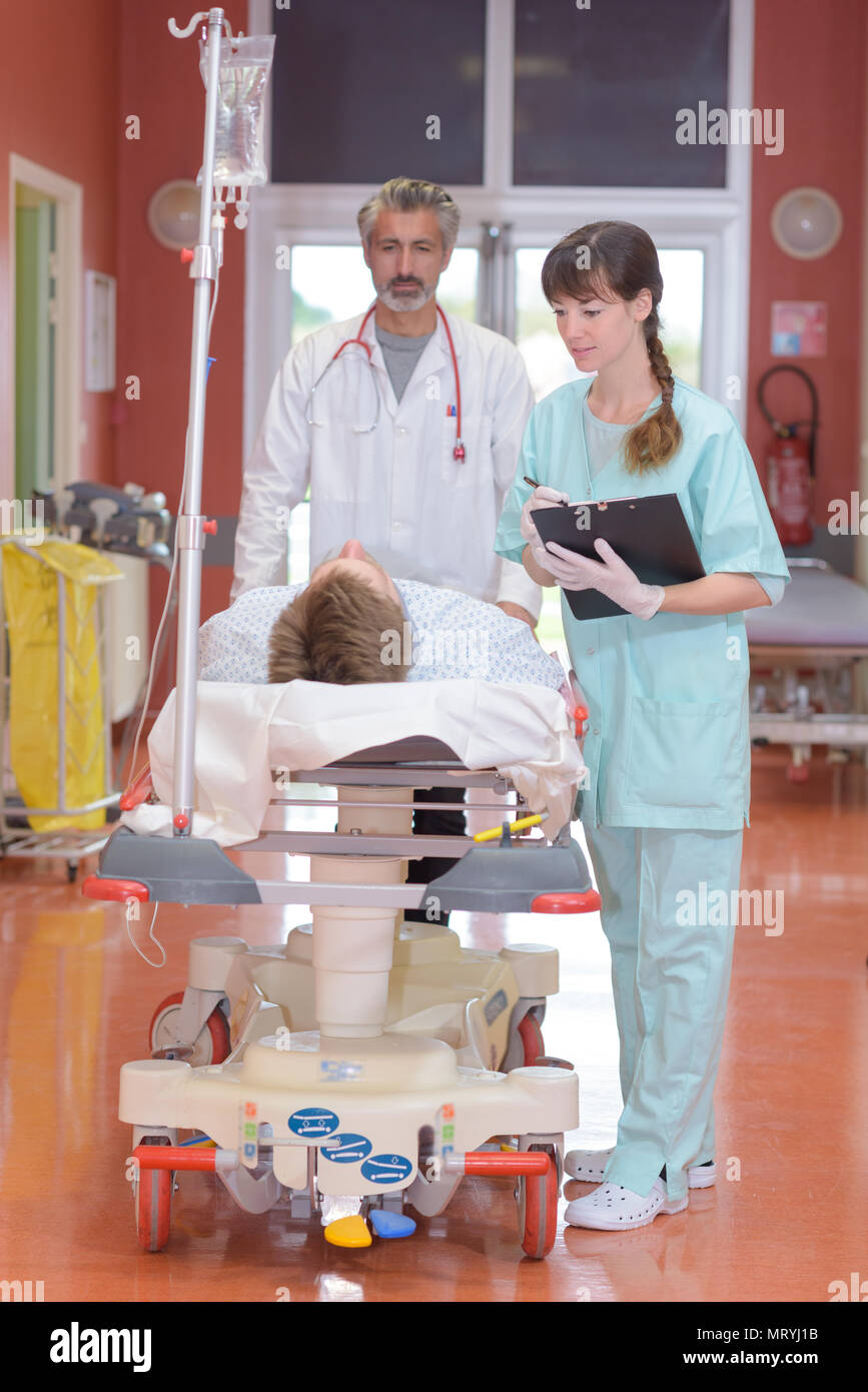 people with medical uniforms transporting a patient to surgery Stock ...