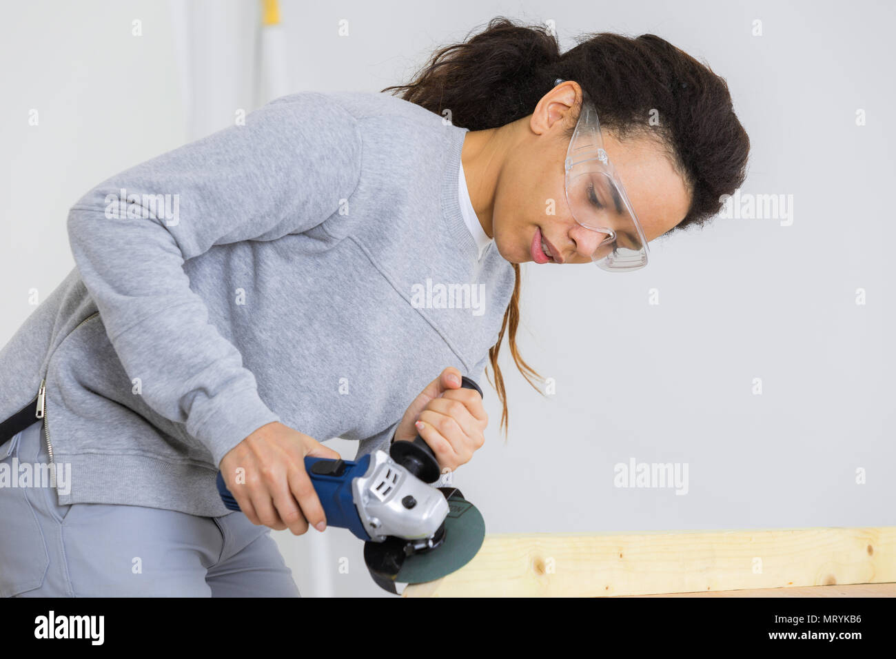 woman sanding a wood table with an electric sander Stock Photo - Alamy
