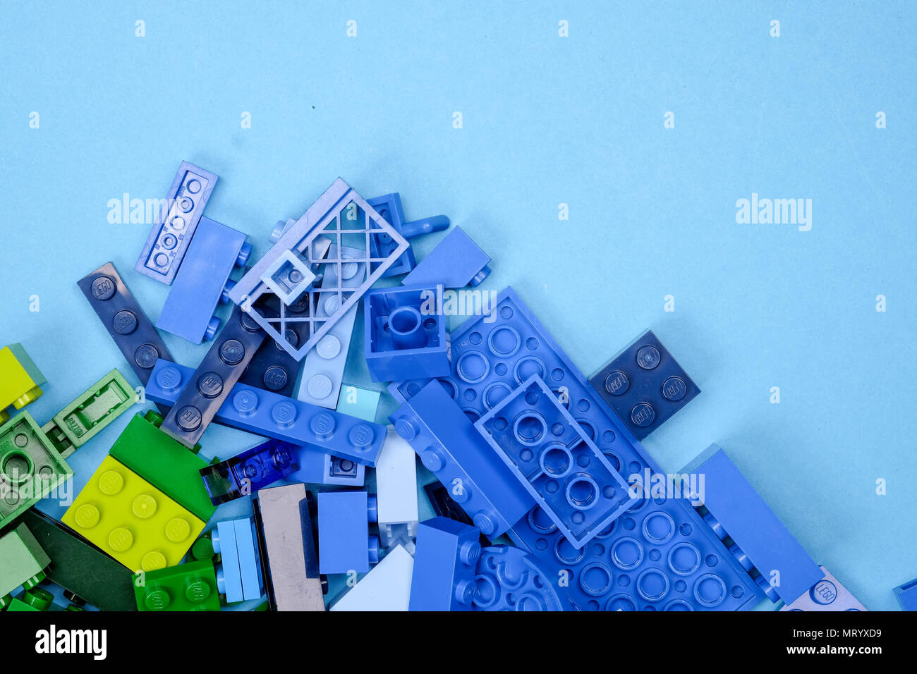 Bas cube hi-res stock photography and images - Alamy