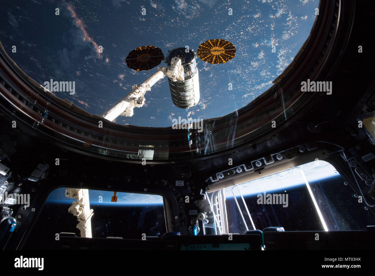 The Orbital ATK Cygnus cargo spacecraft approaches the International ...