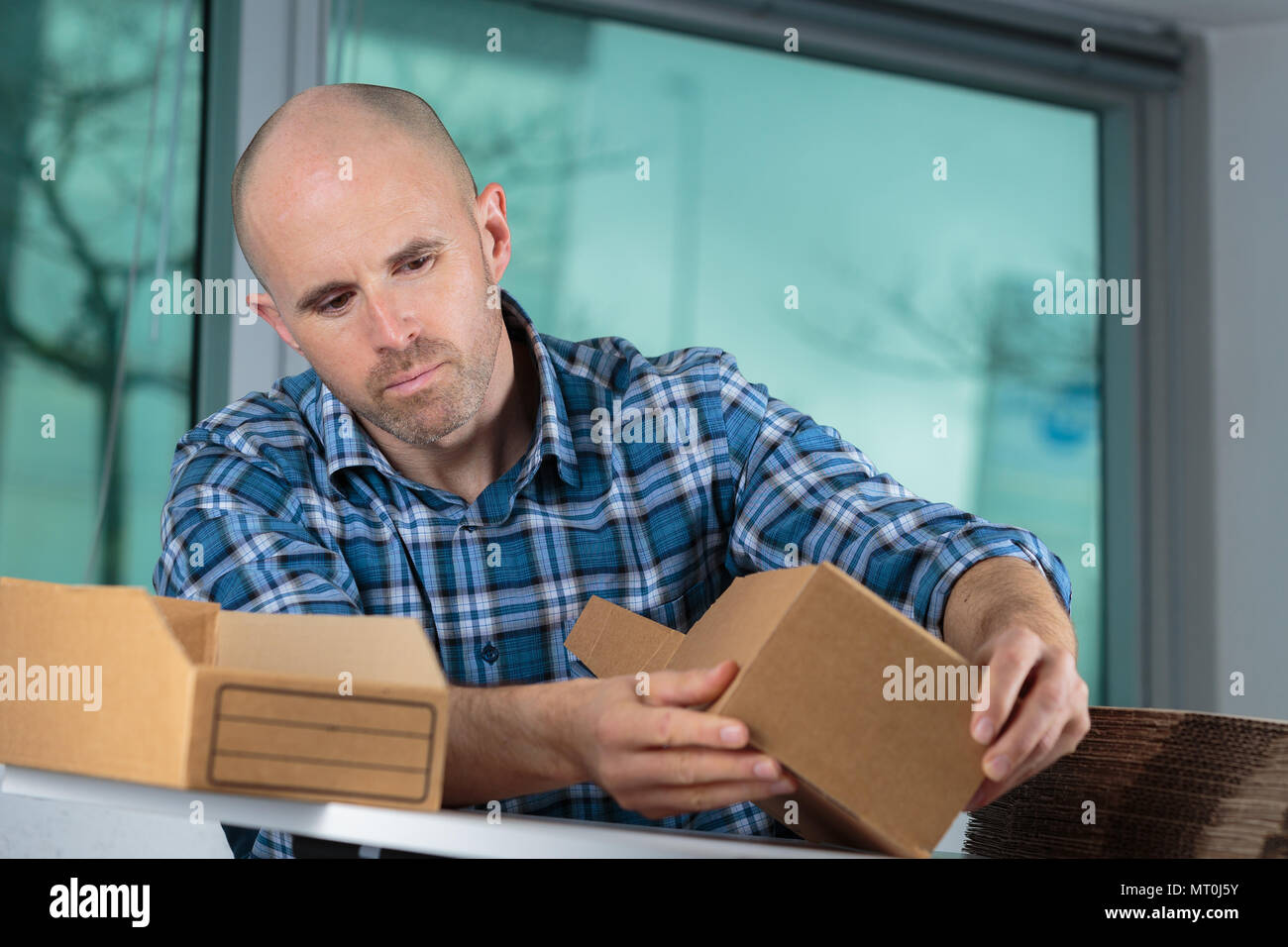 Folding crate hi-res stock photography and images - Alamy