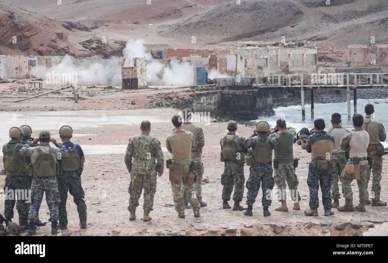 170718-N-GP524-0359 SAN LORENZO ISLAND, Peru (July 18, 2017) Sailors ...