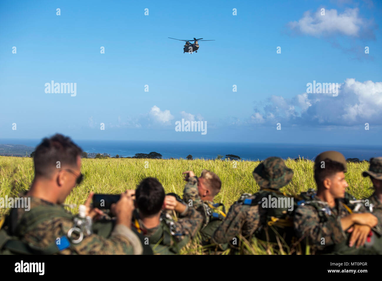 SCHOFIELD BARRACKS – A CH-47 Chinook helicopter approaches Marines with ...