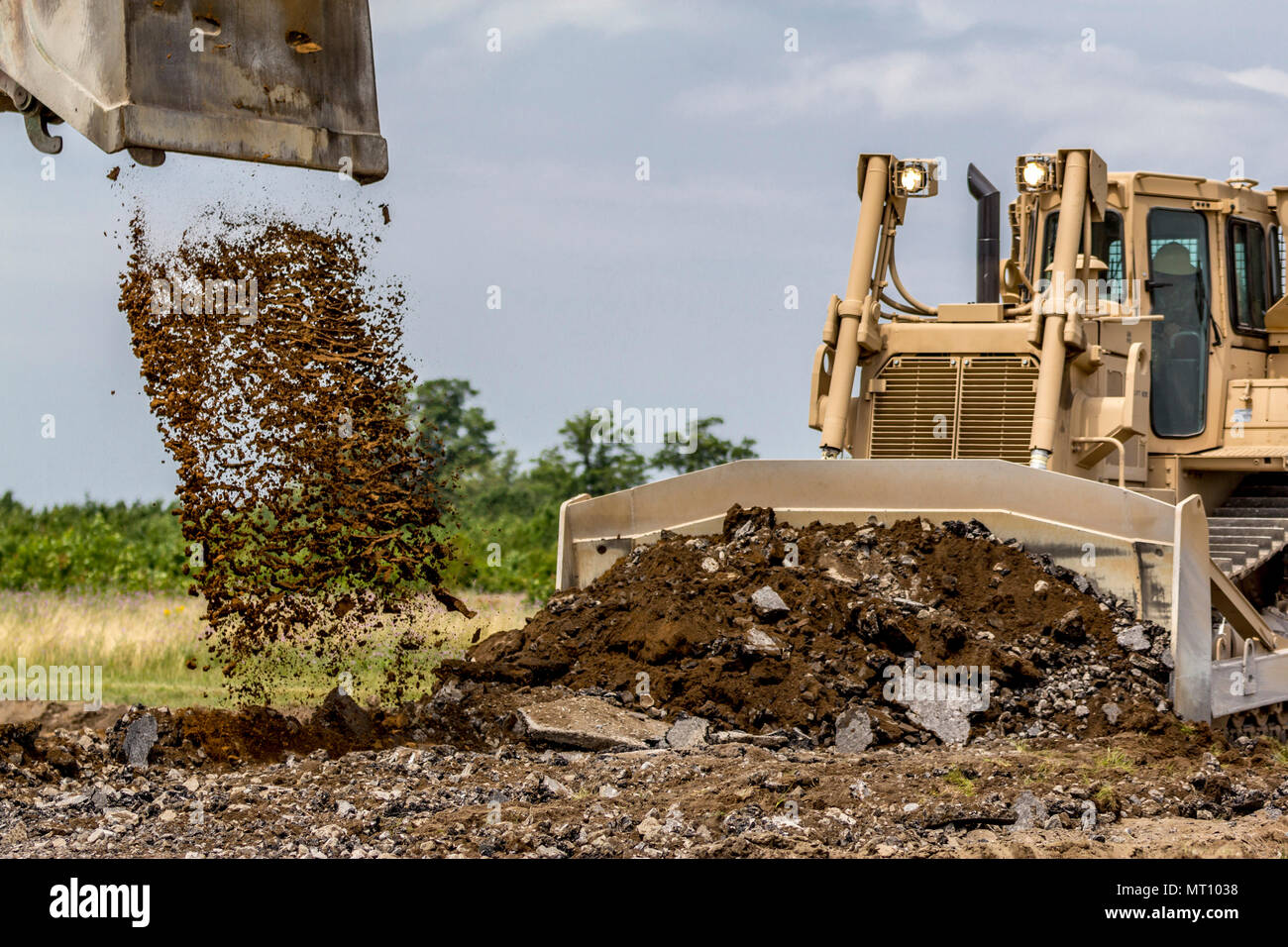New York Army National Guard Soldiers from the 827th Engineer Company ...