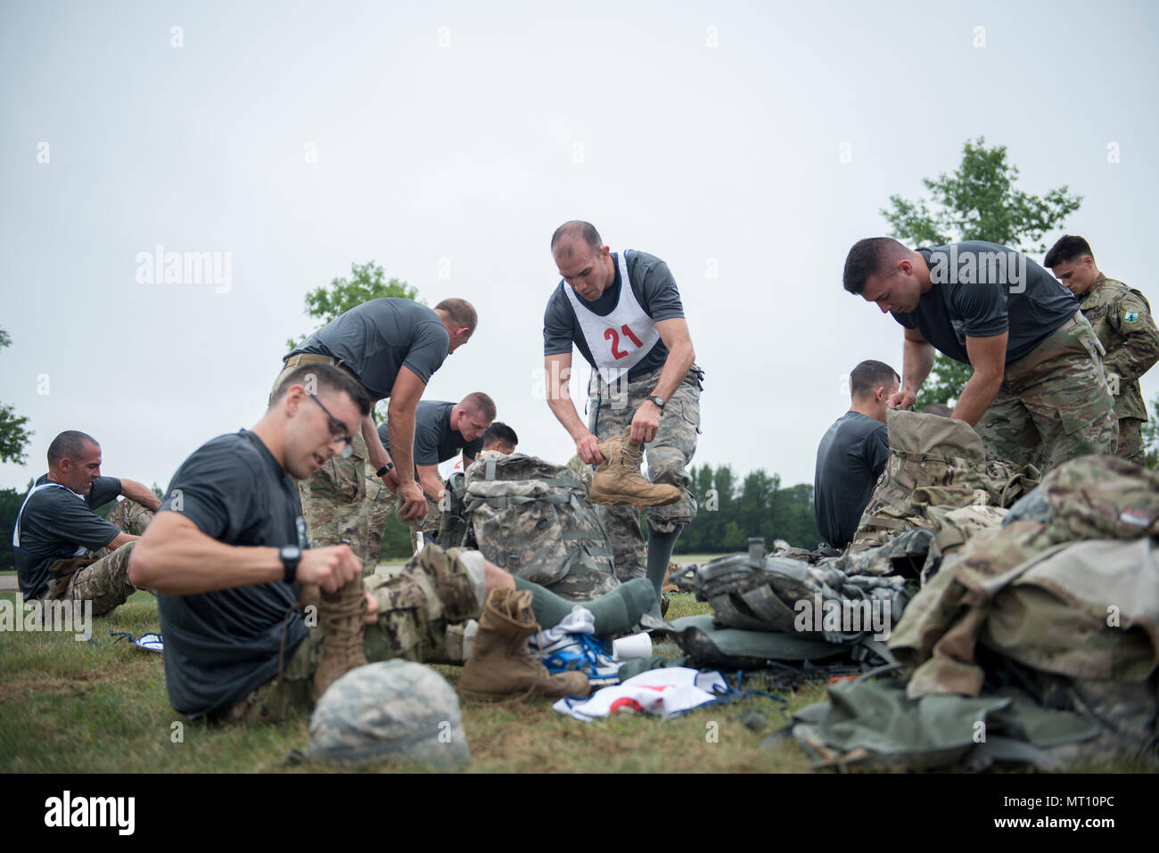 Soldier crawling under barbed wire hi-res stock photography and images ...