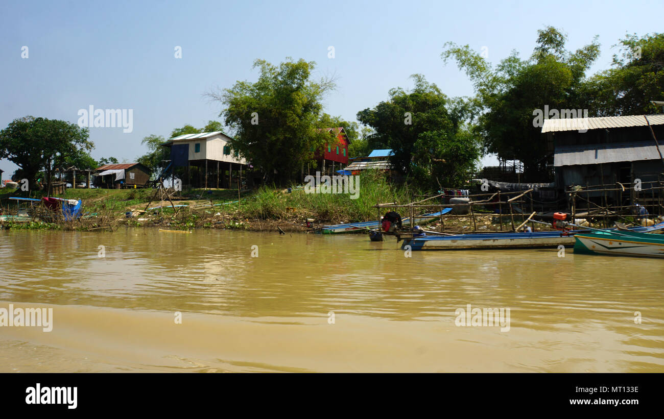 poor fishervillage on the tnle sap river in cambodia Stock Photo - Alamy