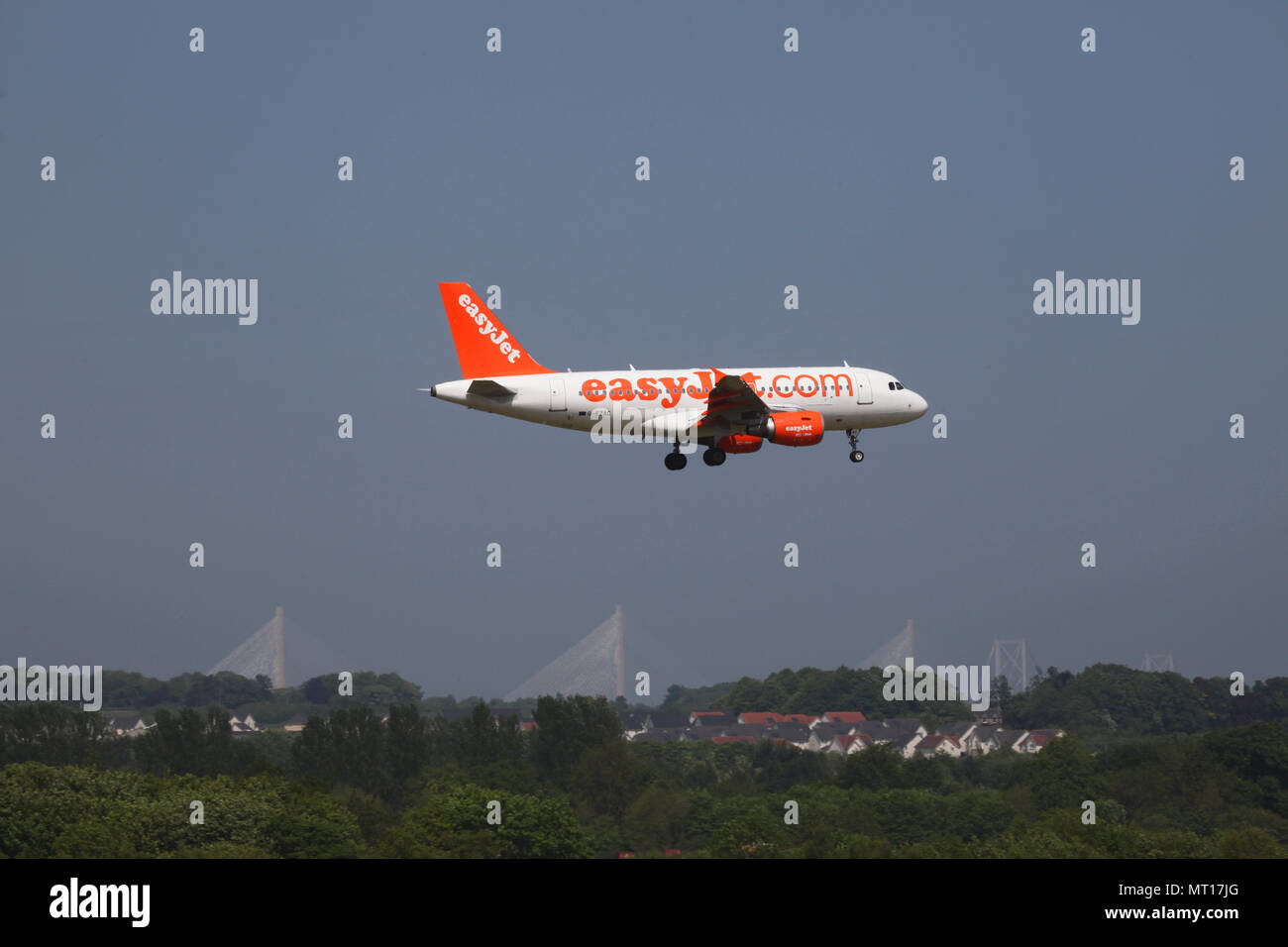 Jet bridge easyjet hi-res stock photography and images - Alamy