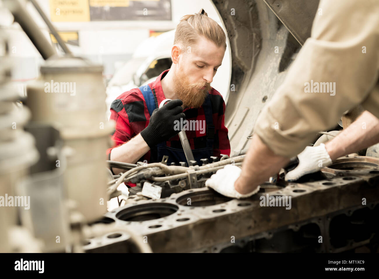 Repairman in auto service hi-res stock photography and images - Alamy