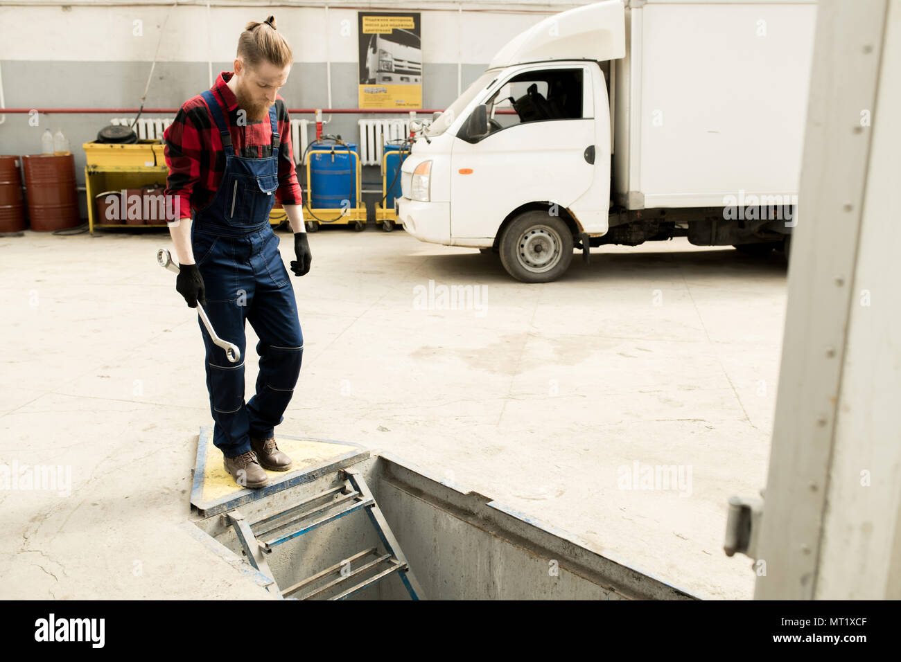 Automotive Technician At work Stock Photo - Alamy