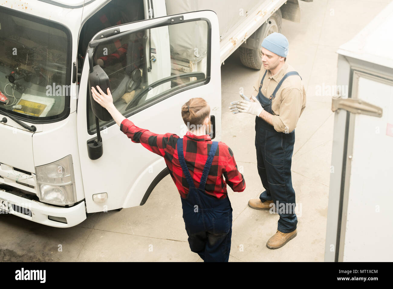 Auto Technicians Discussing Work Stock Photo - Alamy