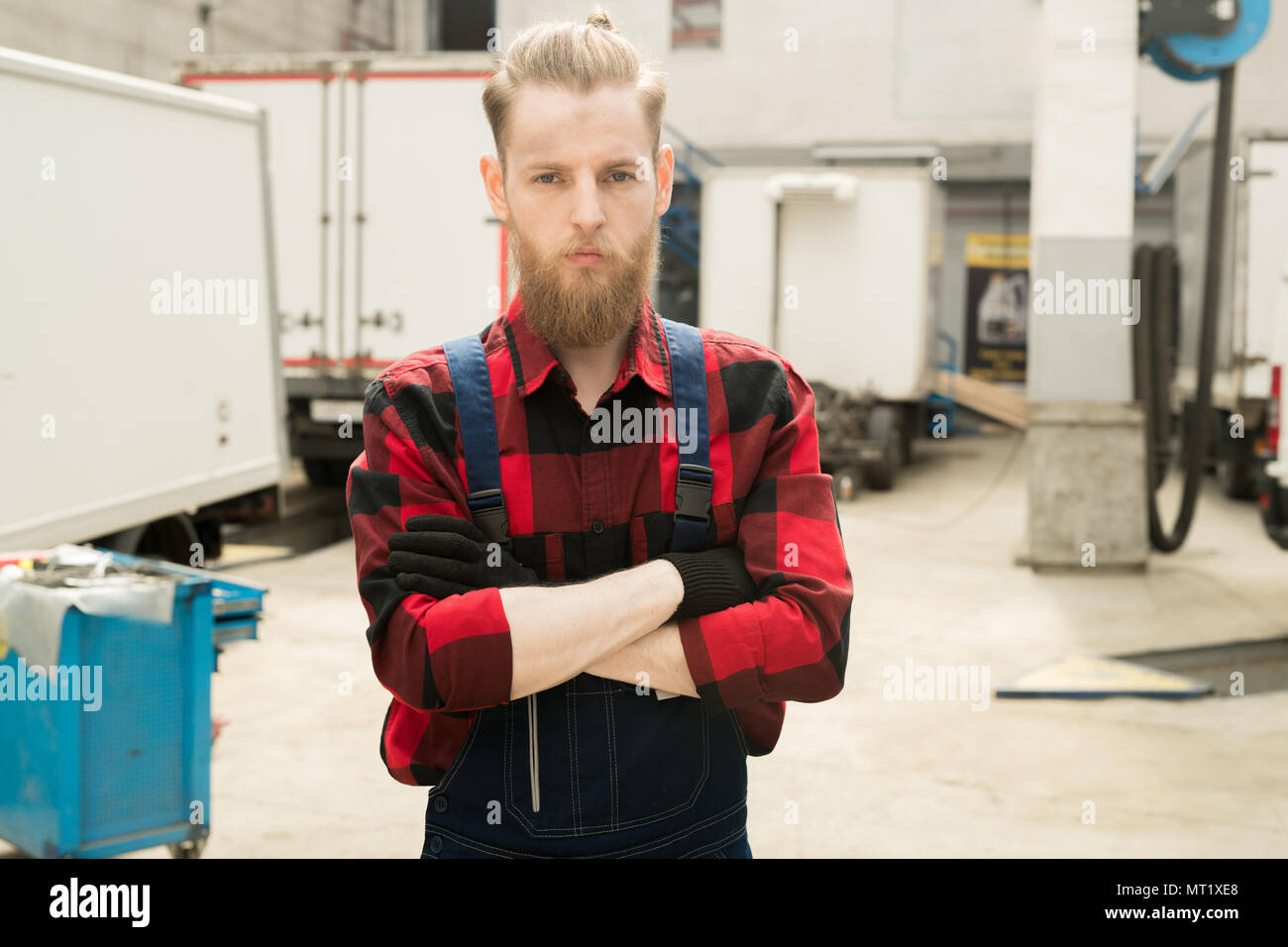 Technician automobile hi-res stock photography and images - Alamy