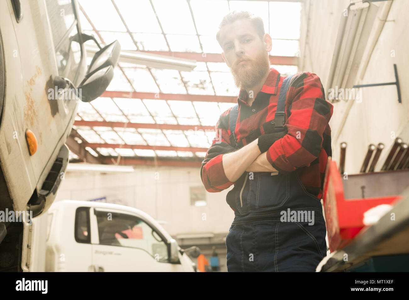 Technician automobile hi-res stock photography and images - Alamy