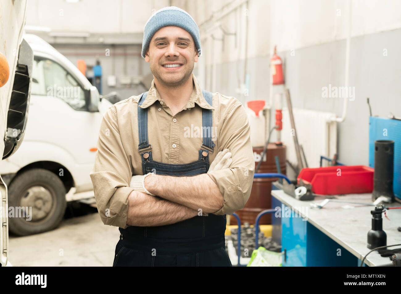 Repairman truck hi-res stock photography and images - Alamy
