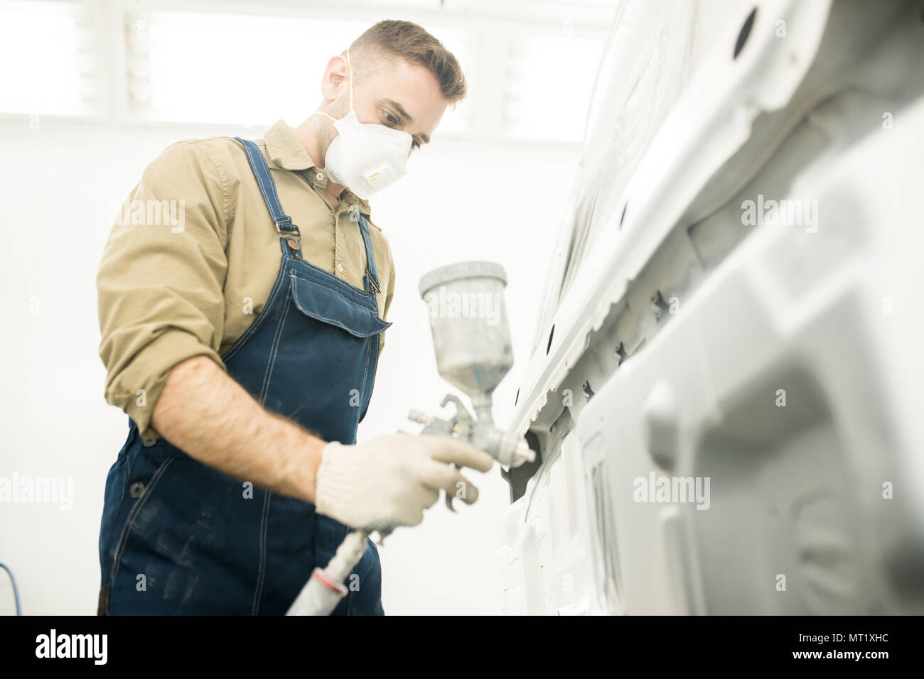 Man Spray Painting High Resolution Stock Photography and Images - Alamy