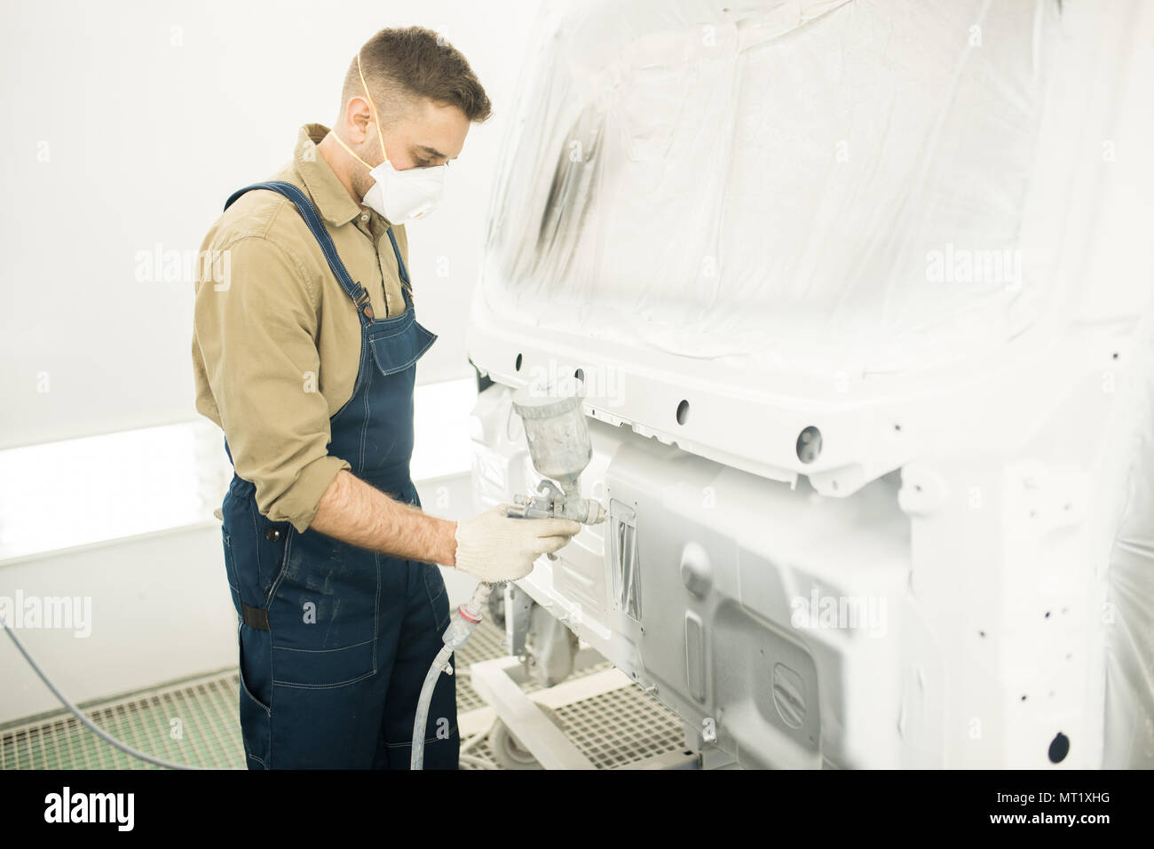 Mechanic Painting Truck In Garage Stock Photo - Alamy