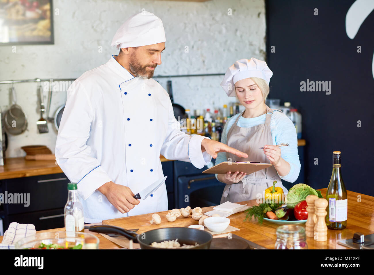 Chef lesson hi-res stock photography and images - Alamy