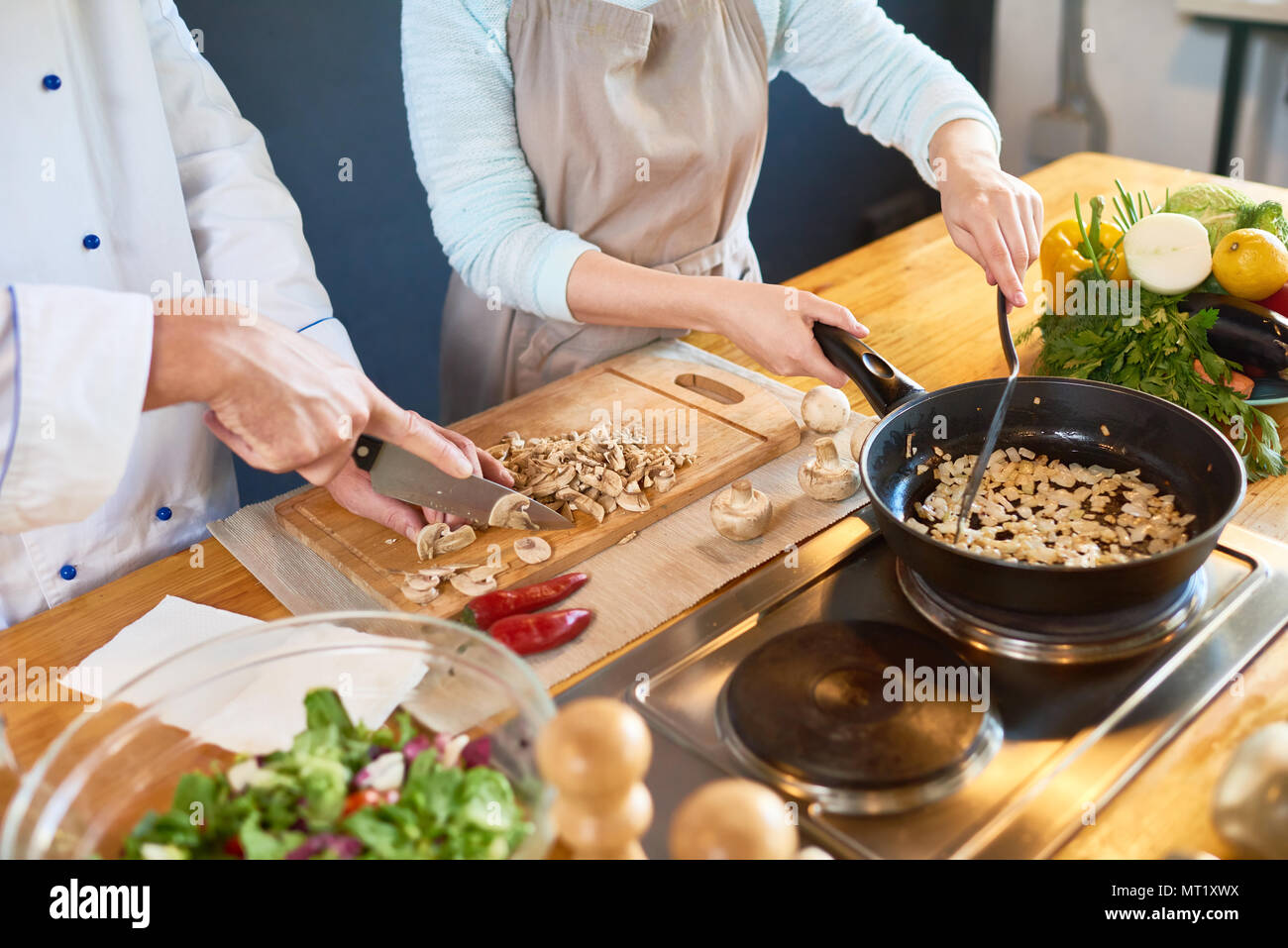 Team cooking class hi-res stock photography and images - Alamy