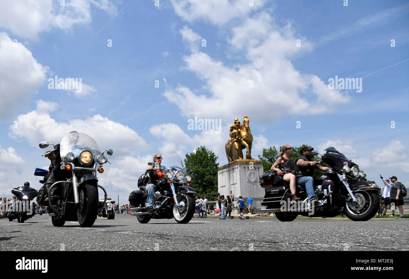 Washington, USA. 27th May, 2018. People participate in the annual Rolling Thunder motorcycle ...