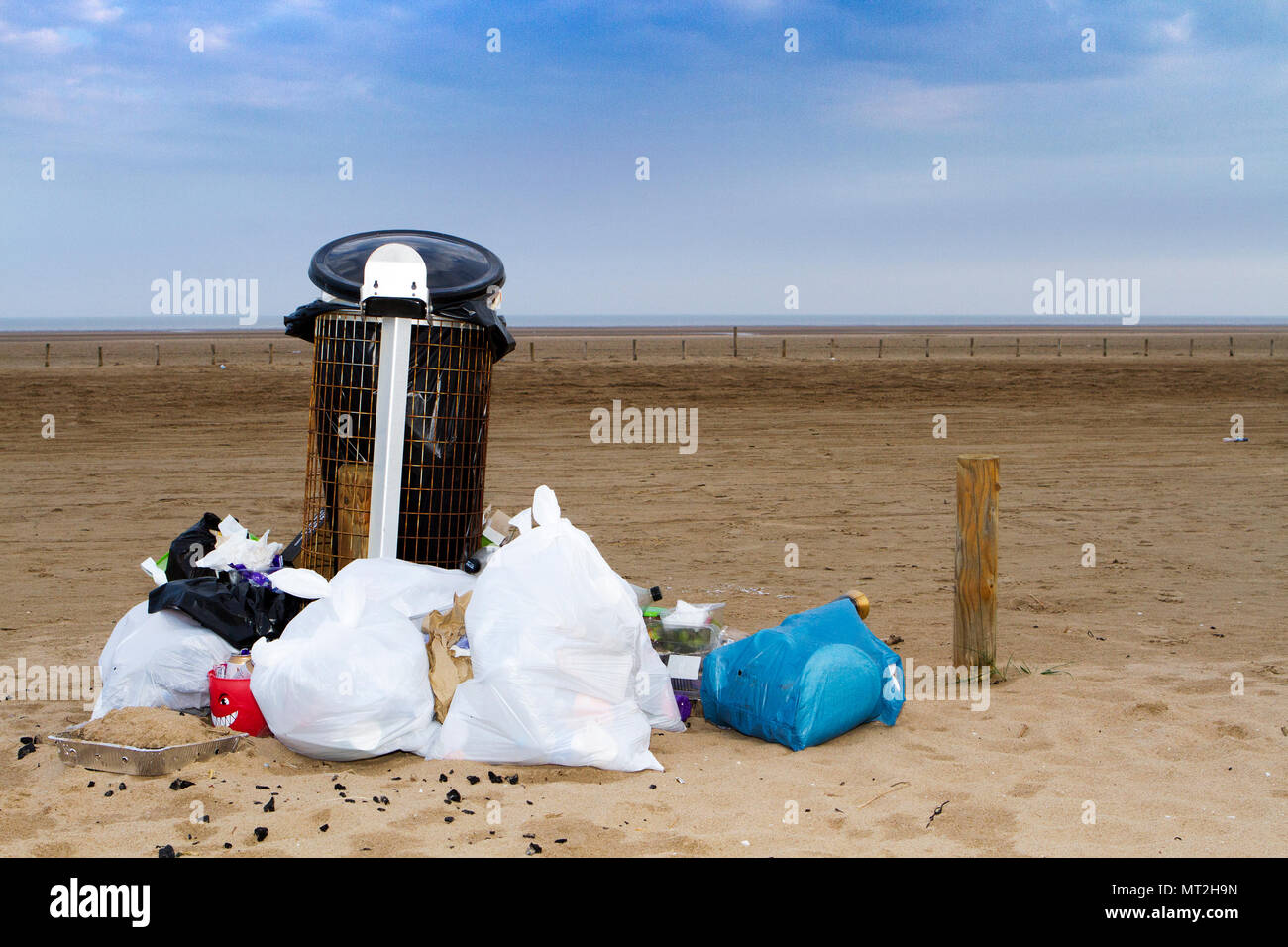 Filthy Beach, Southport, Merseyside. 28th May 2018. Bank Holiday ...