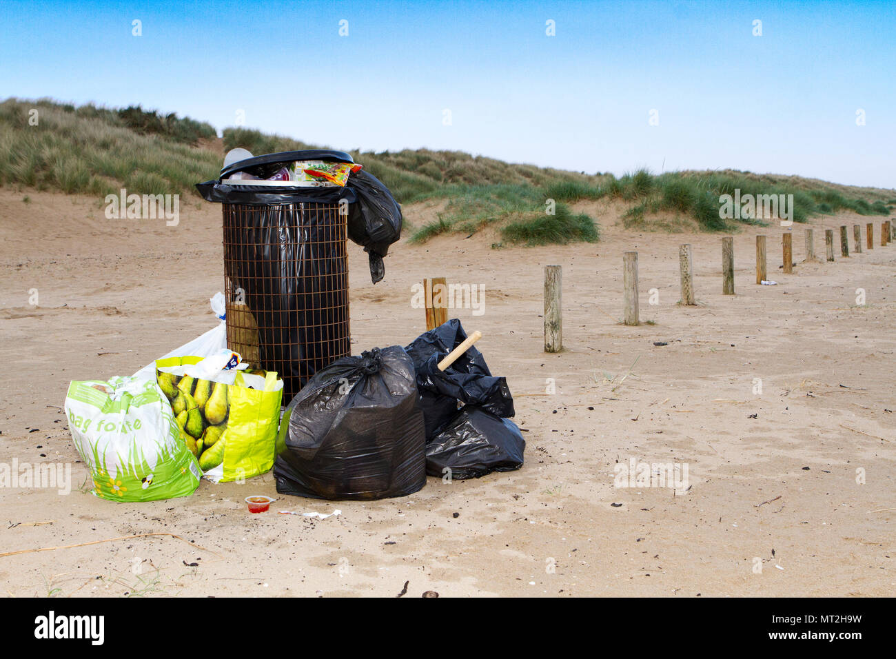 Filthy Beach, Southport, Merseyside. 28th May 2018. Bank Holiday ...