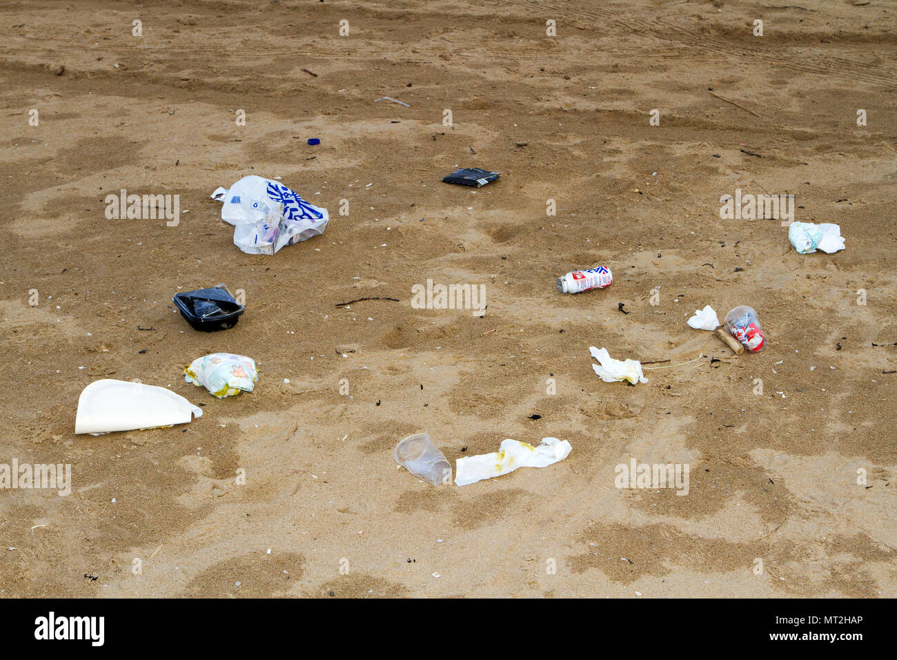 Filthy Beach, Southport, Merseyside. 28th May 2018. Bank Holiday ...