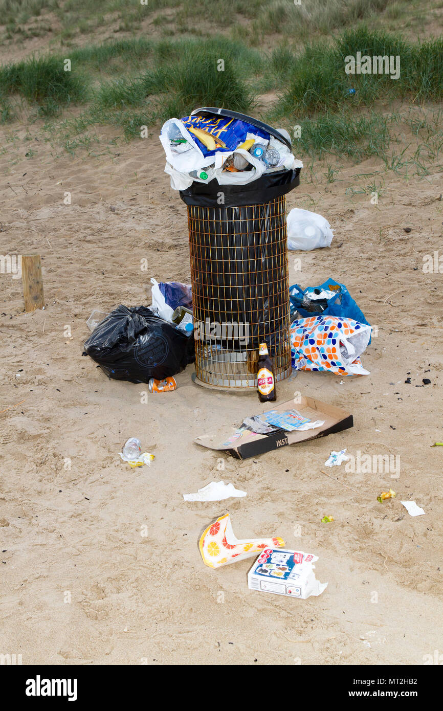 Filthy Beach, Southport, Merseyside. 28th May 2018. Bank Holiday ...