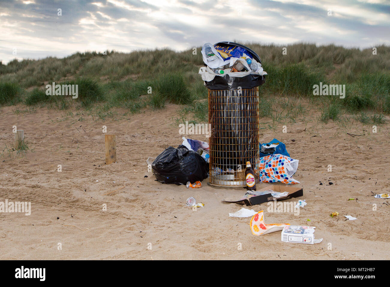 Filthy Beach, Southport, Merseyside. 28th May 2018. Bank Holiday ...
