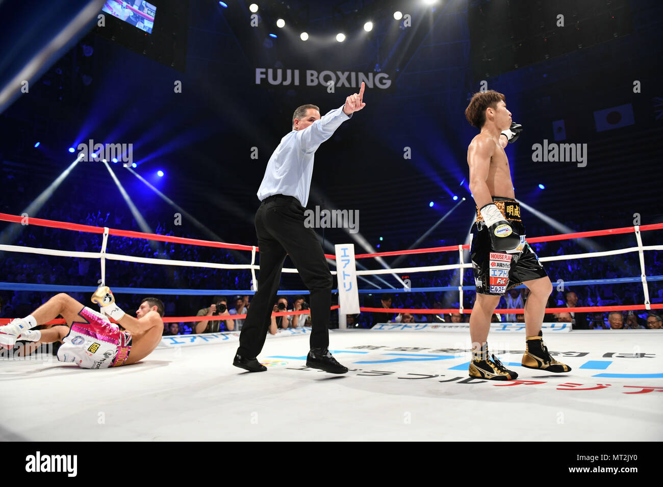 Tokyo, Japan. 25th May, 2018. (L-R) Jamie McDonnell (GBR), Luis Pabon ...