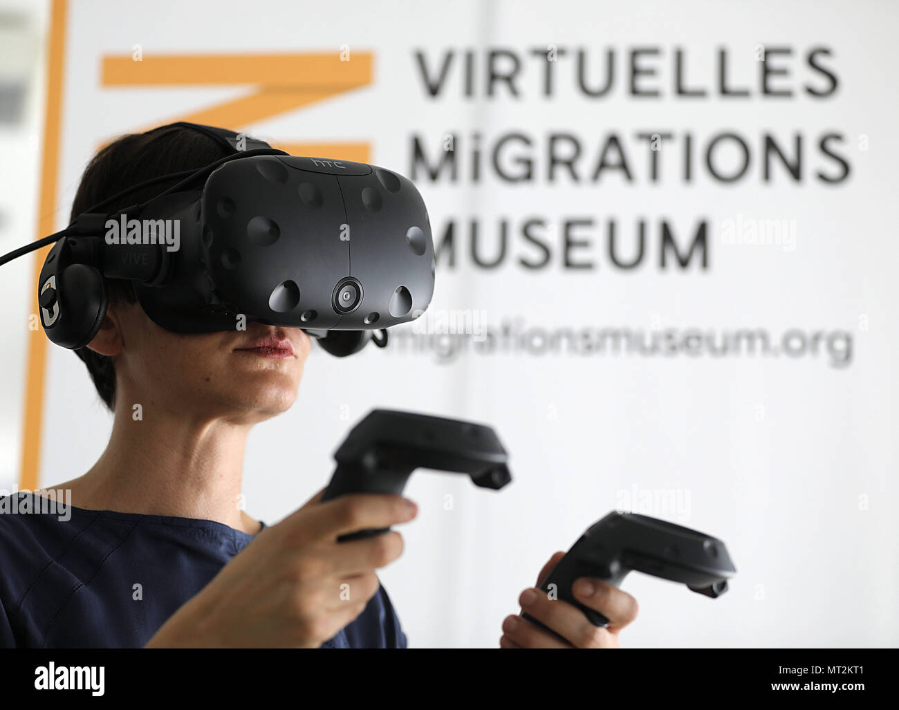 Virtual libraries hi-res stock photography and images - Alamy