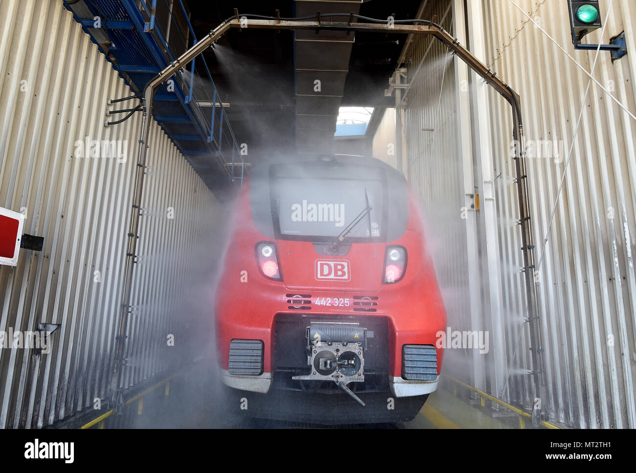 28 May 2018, Berlin, Germany: A regional train of the Deutsche Bahn ...