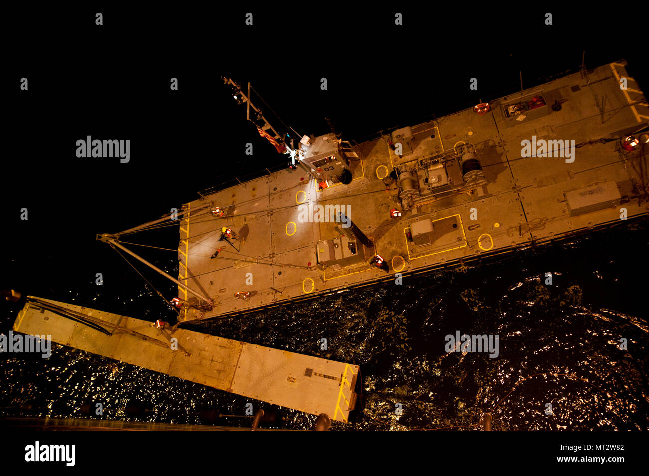 A string for a roll-on/roll-off discharge facility is moved by a ...