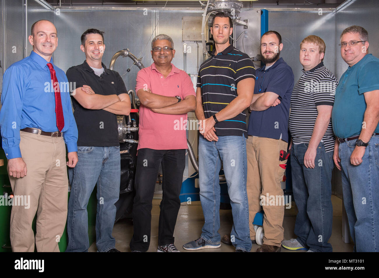 Army research lab scientists and engineers hi-res stock photography and ...