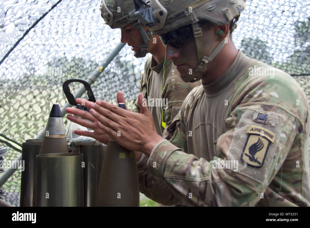 U.S. Army Paratroopers from Bravo Battery, 4th Battalion, 319th ...