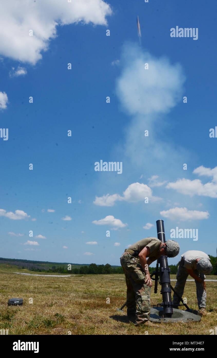 Army National Guard Soldiers from across the country fire mortars ...