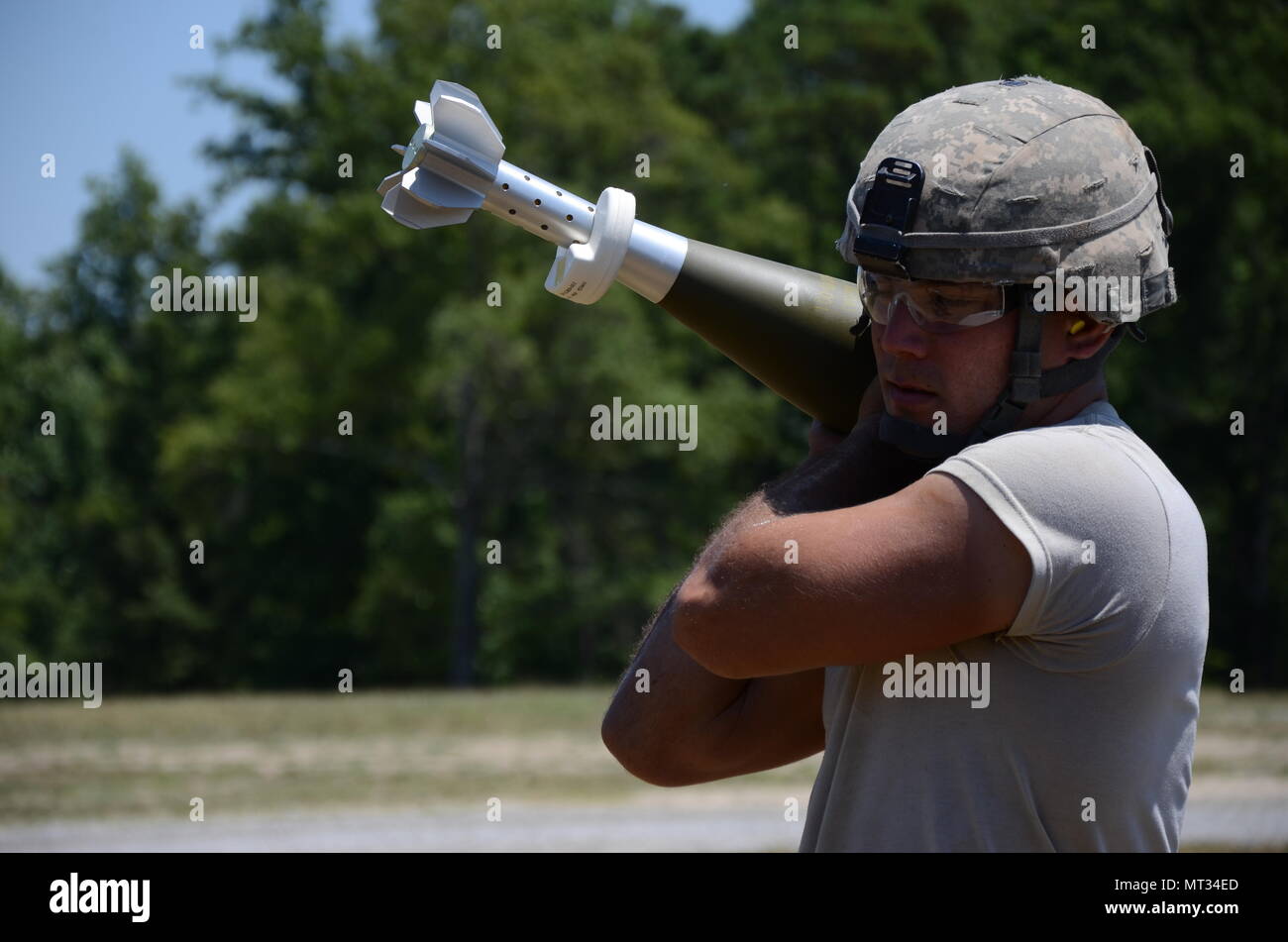 Army National Guard Soldiers participate in live fire mortar exercises ...
