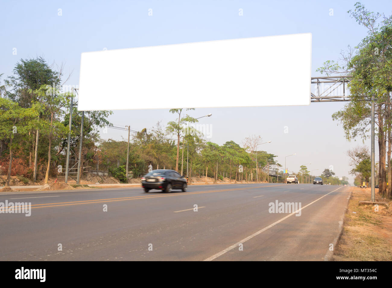 Blank white freeway sign over the road Stock Photo - Alamy