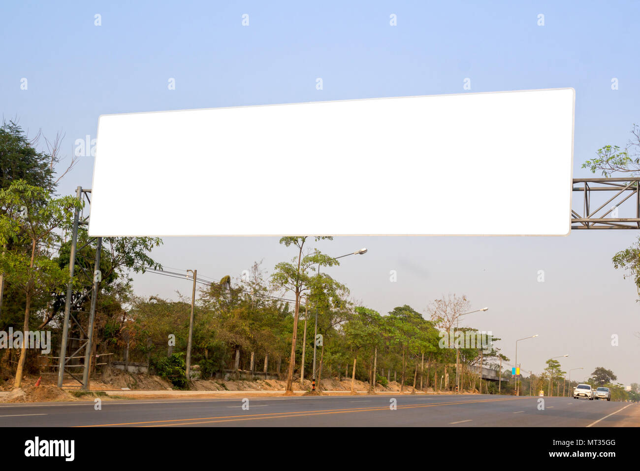 Blank white freeway sign over the road Stock Photo - Alamy