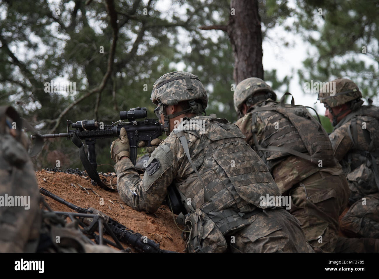 Soldiers with the Indiana National Guard's Bravo Company, 1st Battalion ...