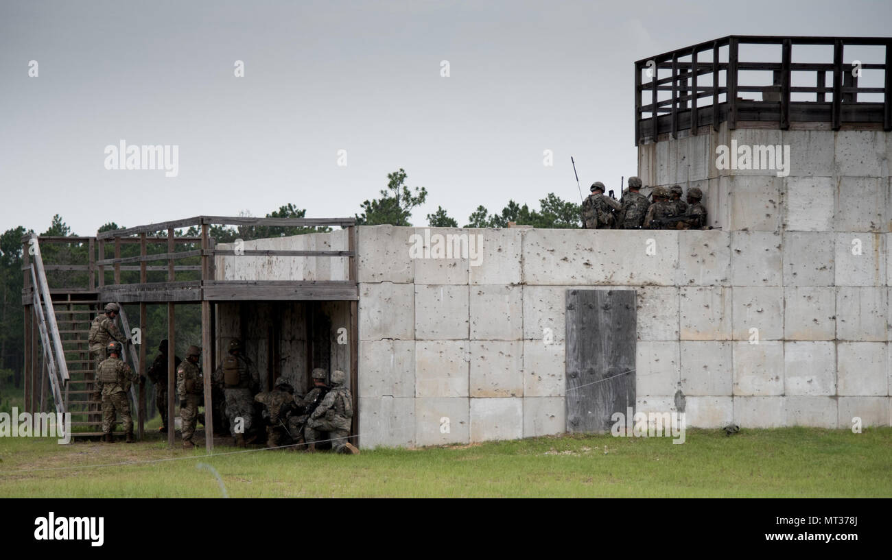 Soldiers with the Indiana National Guard's Bravo Company, 1st Battalion ...