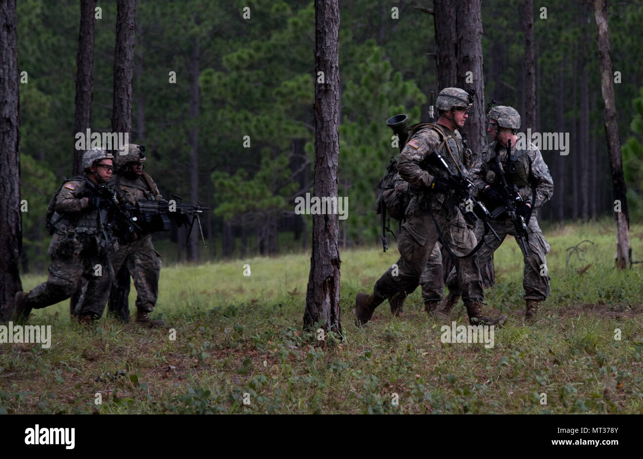 Soldiers with the Indiana National Guard's Bravo Company, 1st Battalion ...