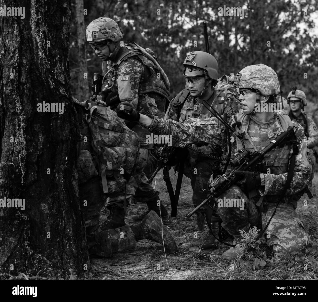 Soldiers with the Indiana National Guard's Bravo Company, 1st Battalion ...
