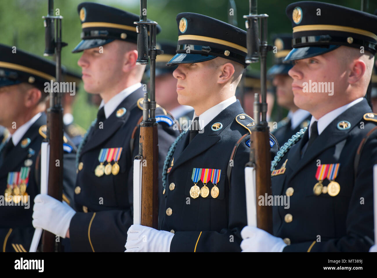 Soldiers participate in an Army Full Honors Wreath0Laying Ceremony at ...