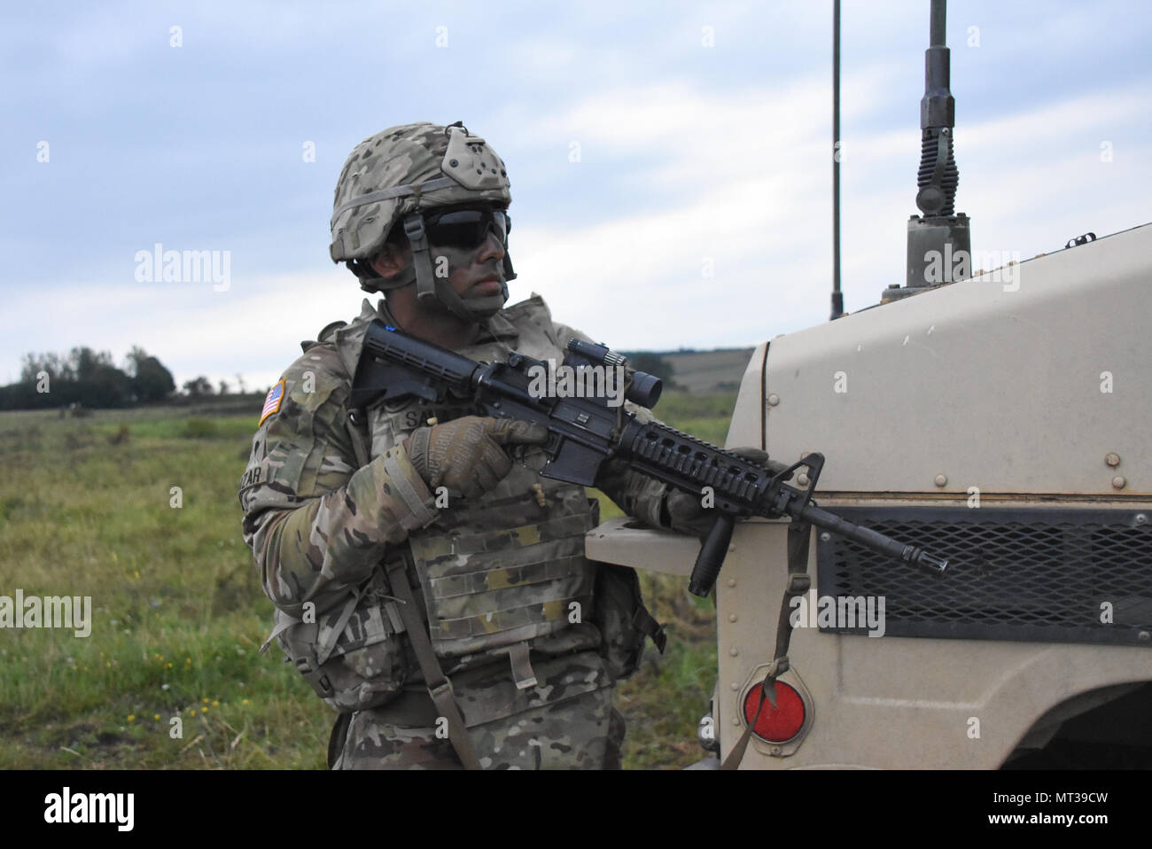 U.S. Army Paratroopers from 1st Battalion, 143rd Infantry Regiment ...