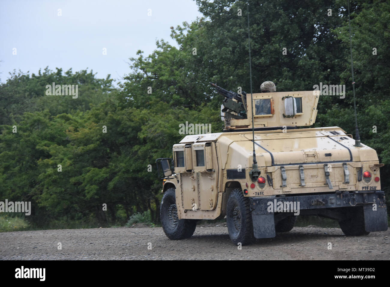 U.S. Army Paratroopers from 1st Battalion, 143rd Infantry Regiment ...