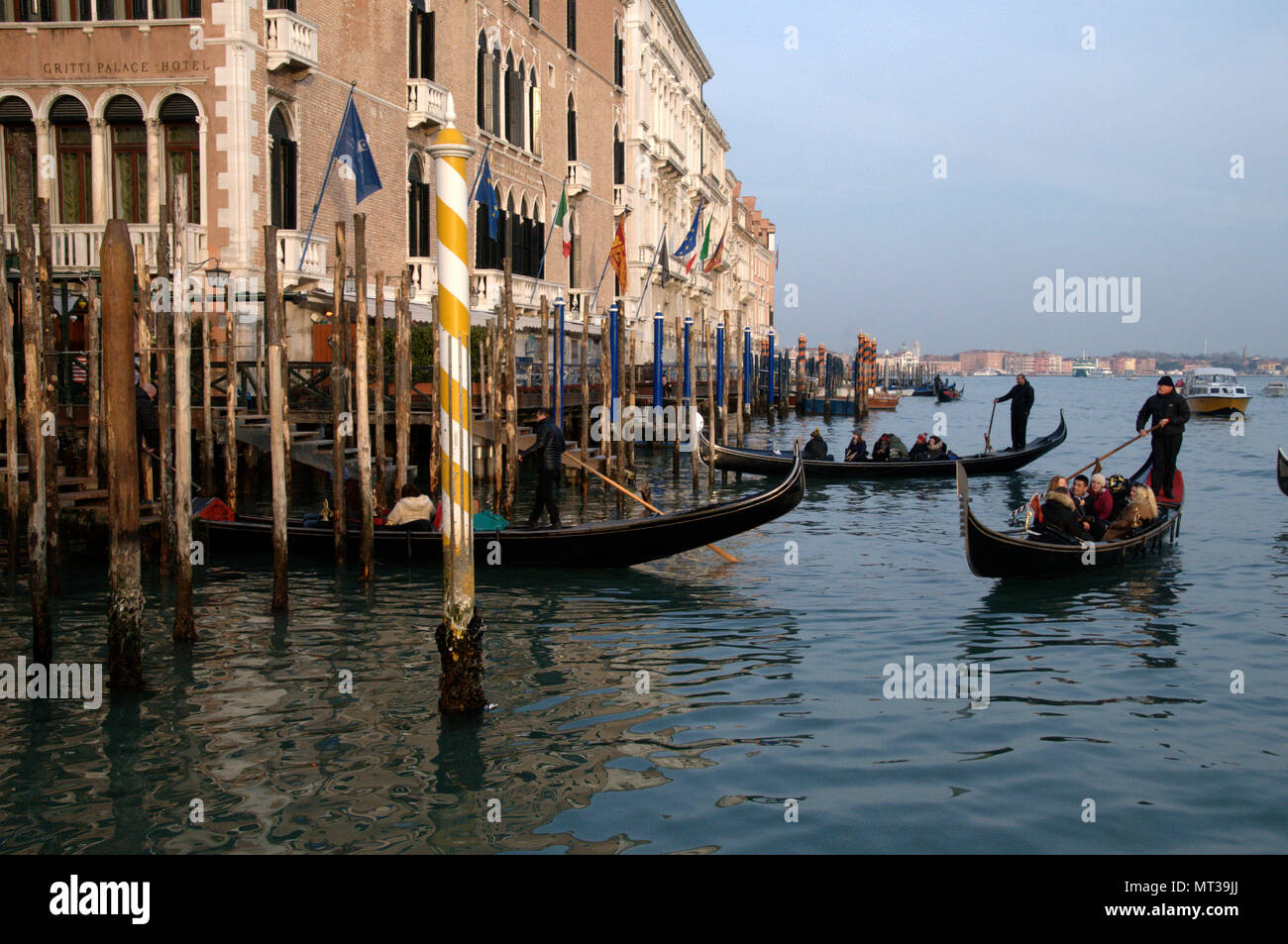 Venice water bus jetty hi-res stock photography and images - Alamy