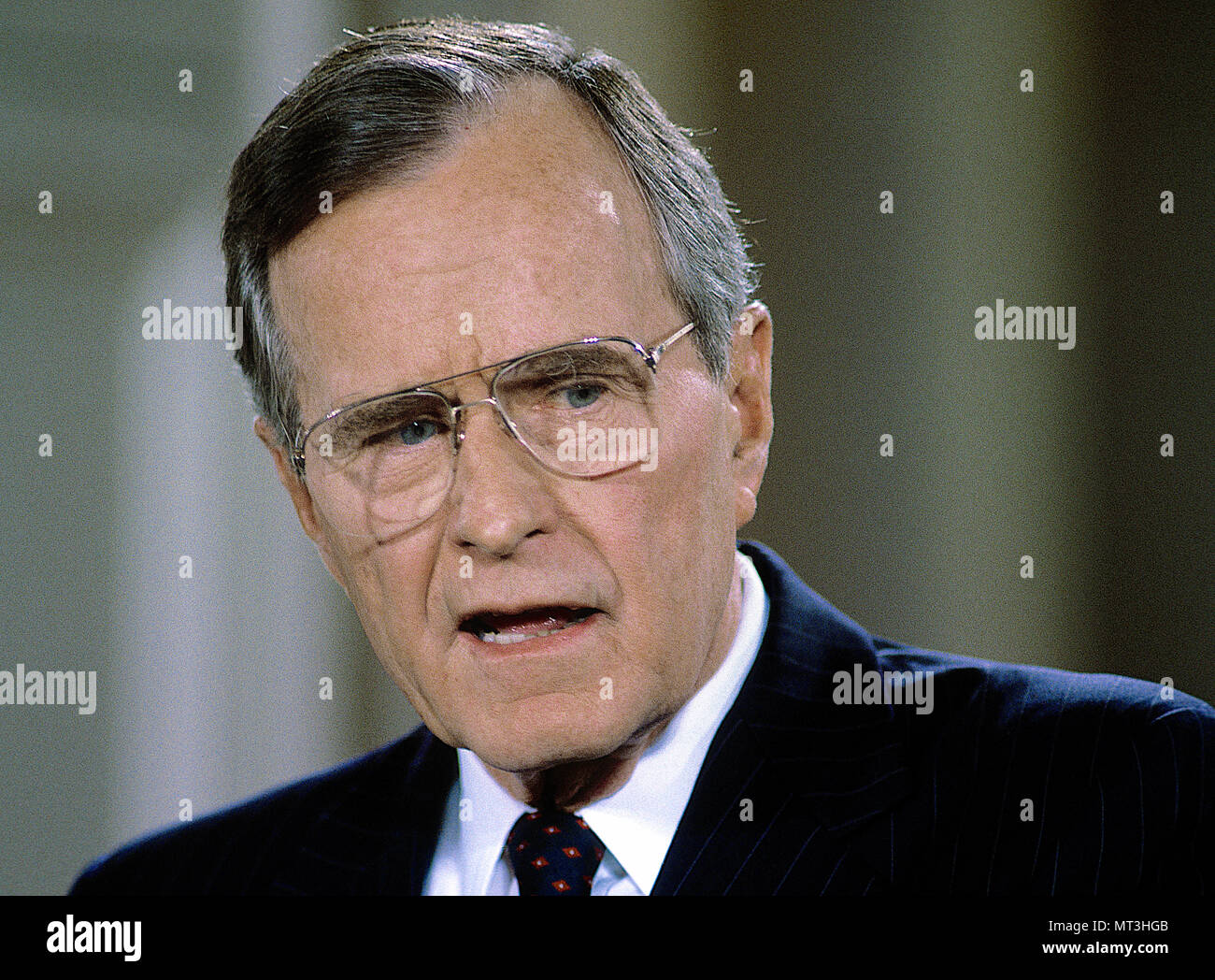 George bush with newspaper hi-res stock photography and images - Alamy